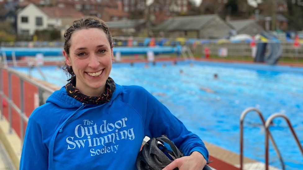 Covid: Beccles Lido reopening is 'such a treat' - BBC News