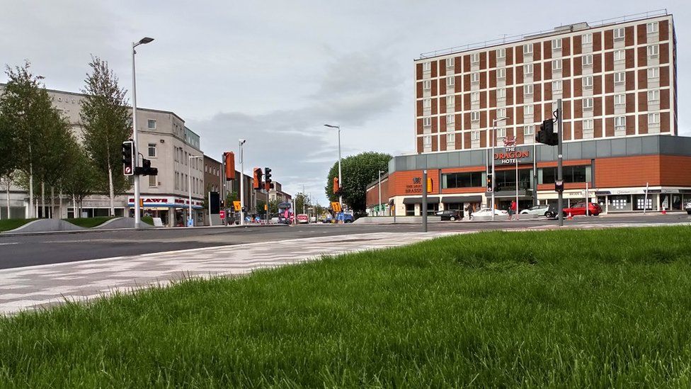 System unffordd Abertawe yn troi'n ddwyffordd - BBC Cymru Fyw