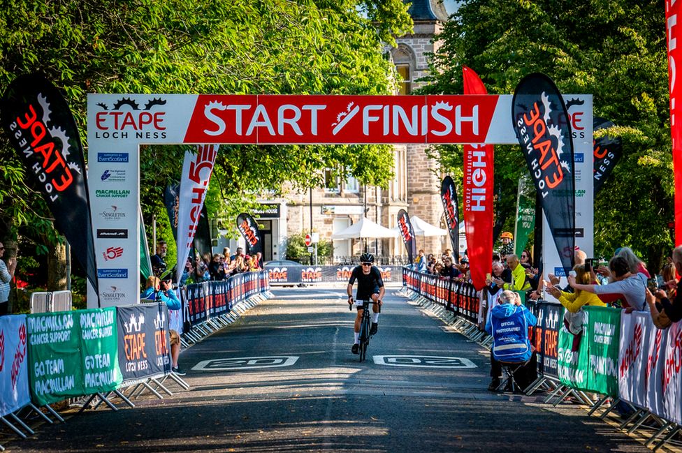 In Pictures: Cyclists return for long-distance Loch Ness race - BBC News