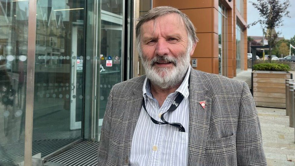 Conwy: 'Angen amserlen glir i werthu prif adeilad' - BBC Cymru Fyw