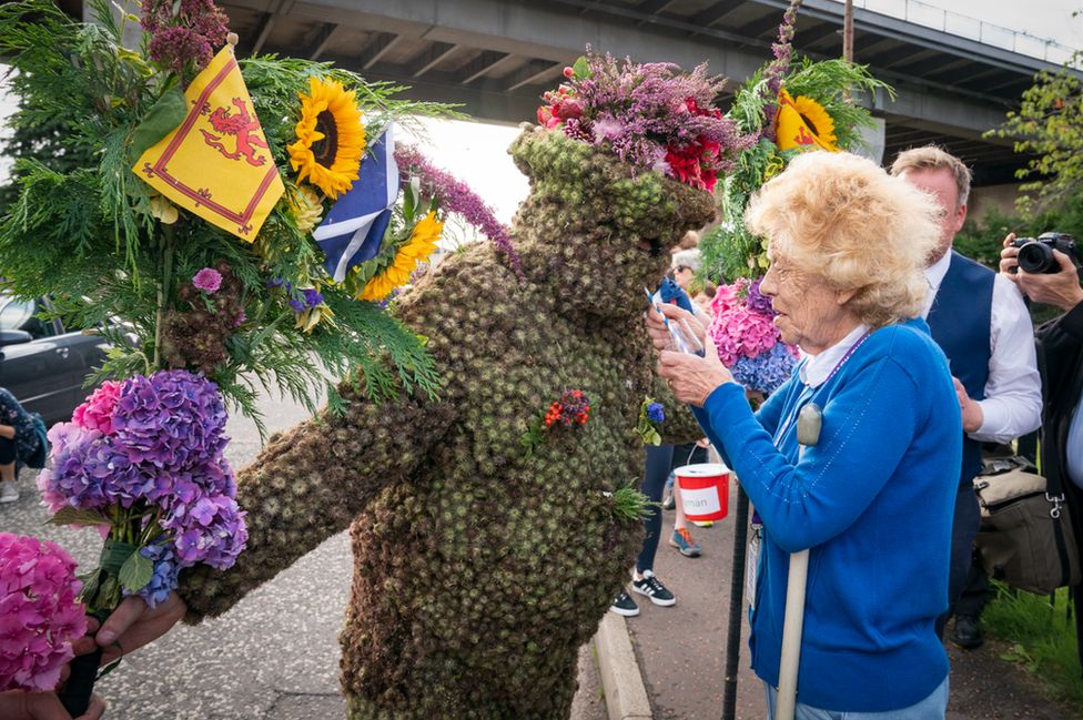 'Hip hip hooray, it's the Burryman's Day' - BBC News