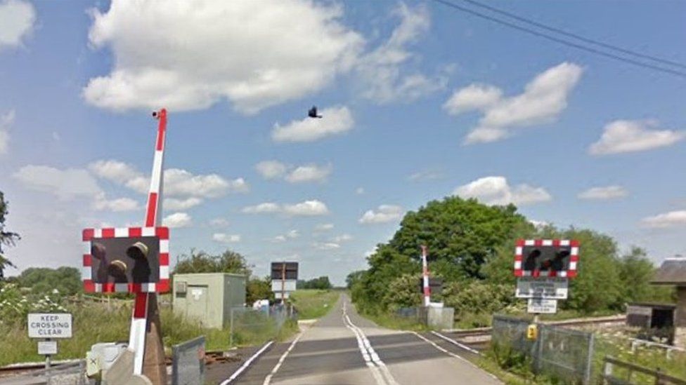 Network Rail work starts to upgrade level crossing - BBC News
