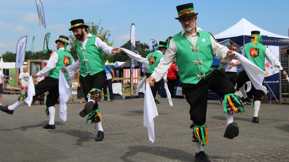 More than 800 Morris dancers to perform in Devon city - BBC News