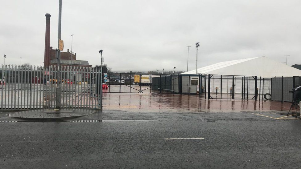 EU condemns Northern Ireland Brexit port staff 'threats' - BBC News
