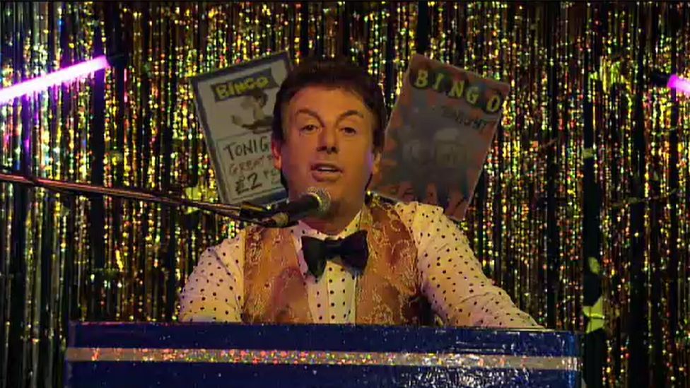 O Tom Jones i Gavin and Stacey: straeon 60 mlynedd yn 'showbiz' - BBC ...