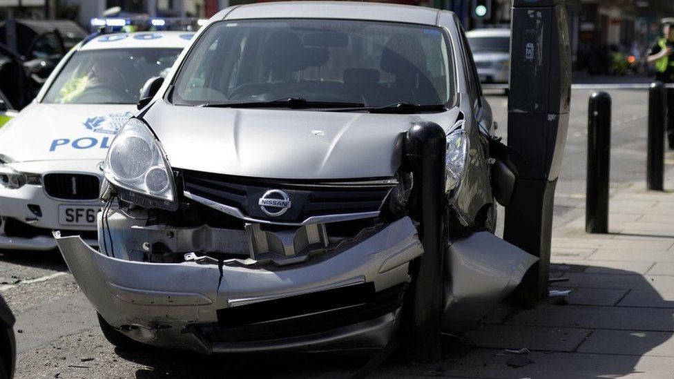 Police car crashes in emergency call out in Edinburgh - BBC News