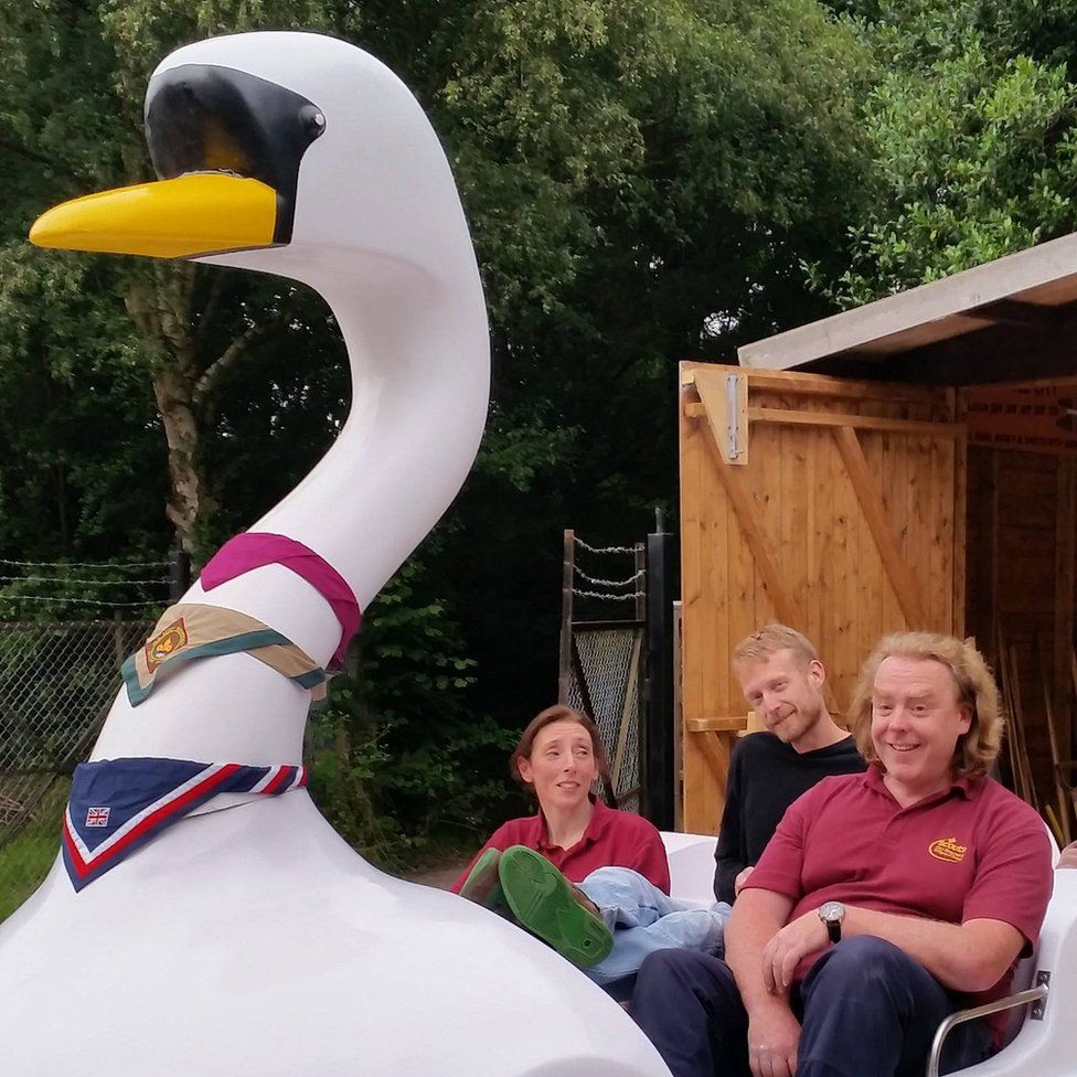 Scout leaders' Swan pedalo Thames challenge under way - BBC News