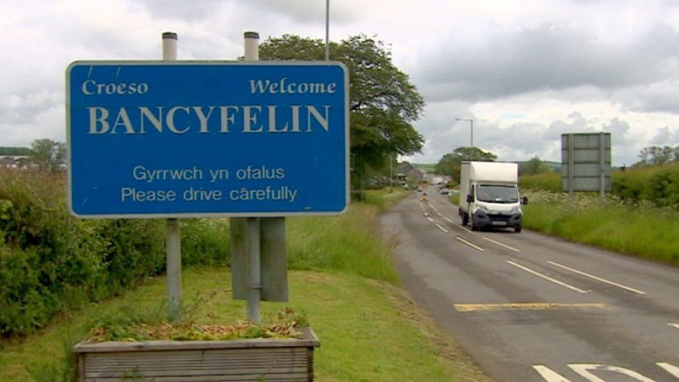 Traffig cyflym yn 'beryg bywyd' medd pobl Bancyfelin - BBC Cymru Fyw