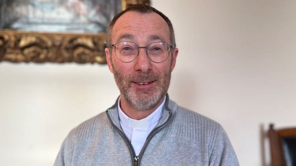 Catholic Dean of Guernsey pleas for peace in Christmas message - BBC News