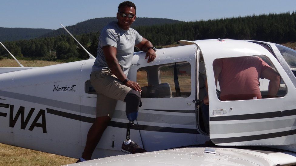 Somerset: The amputee former soldier retraining as a pilot - BBC News