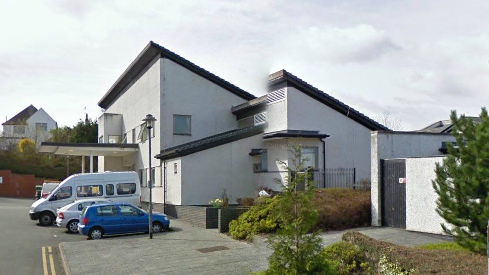 Adroddiad yn 'taflu goleuni' ar ward iechyd meddwl - BBC Cymru Fyw