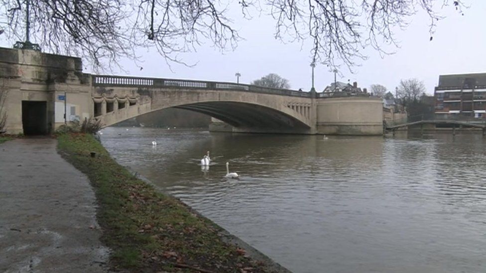 River Thames search continues for man at Caversham Bridge - BBC News