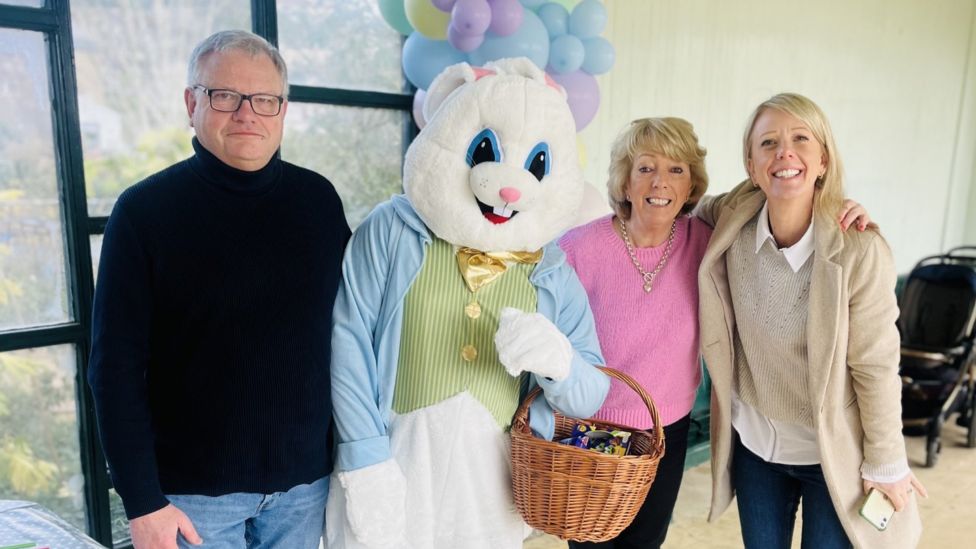 Grantham: Award for 'incredible' octogenarian foster carers - BBC News