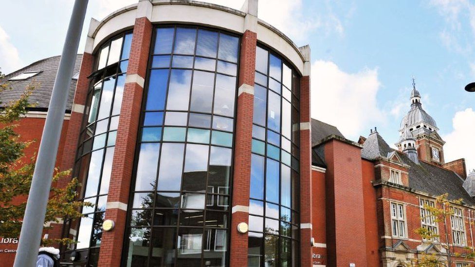 Swindon libraries to be used as council service hubs - BBC News