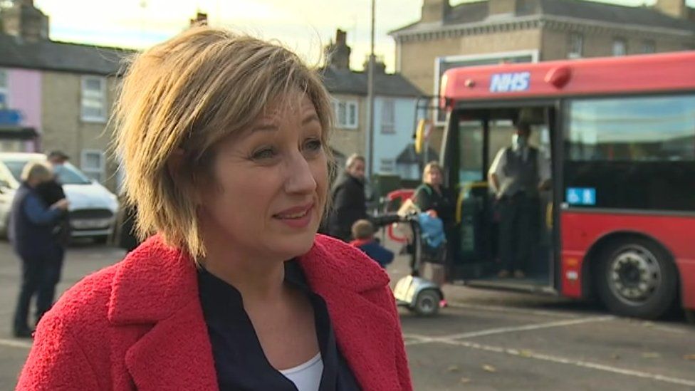 Newmarket: Long queues for vaccine booster jab on bus - BBC News