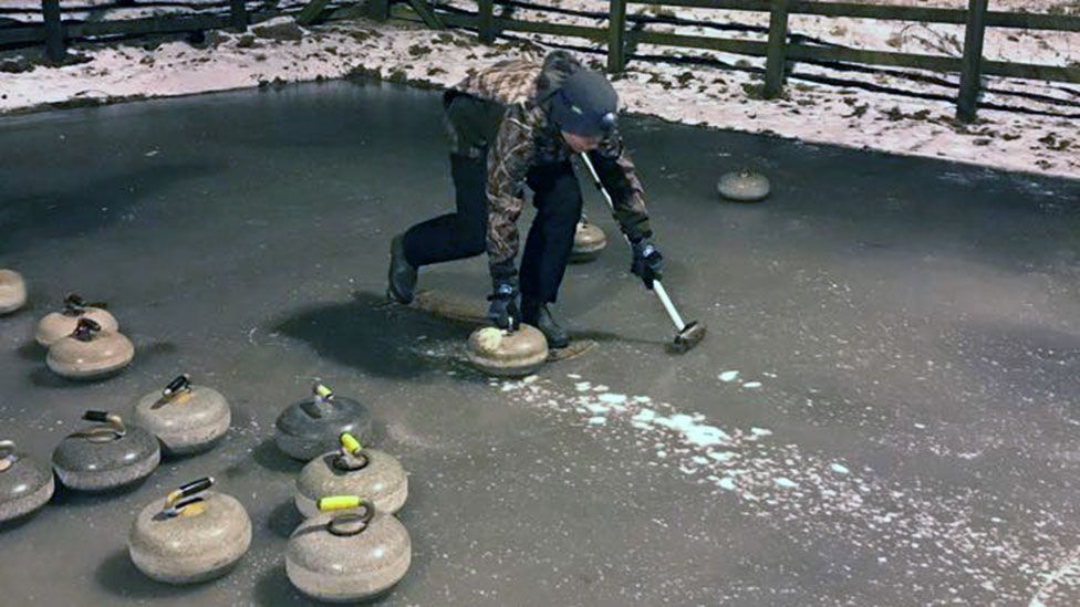Curling goes outdoors as temperatures drop - BBC News
