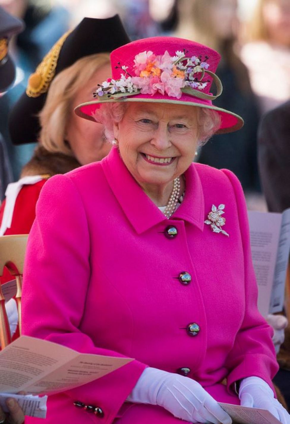 Queen in colour: 11 of Her Majesty's marvellous outfits - BBC Newsround