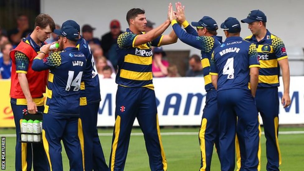 Marchant de Lange: Glamorgan bowler backs 10-over trial - BBC Sport