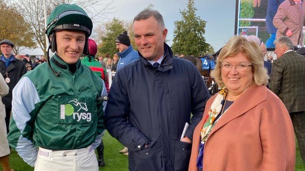 Y boddhad a'r wefr o gadw ceffylau - BBC Cymru Fyw