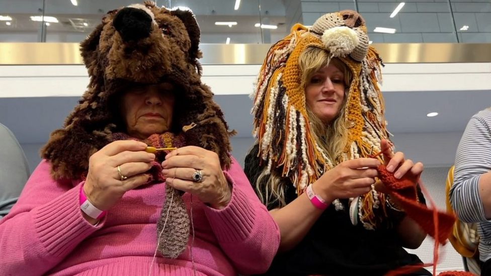 Tennessee woman sets record for world's longest mullet - BBC News