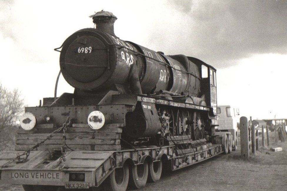 Restored Wightwick Hall locomotive to run in Bucks - BBC News