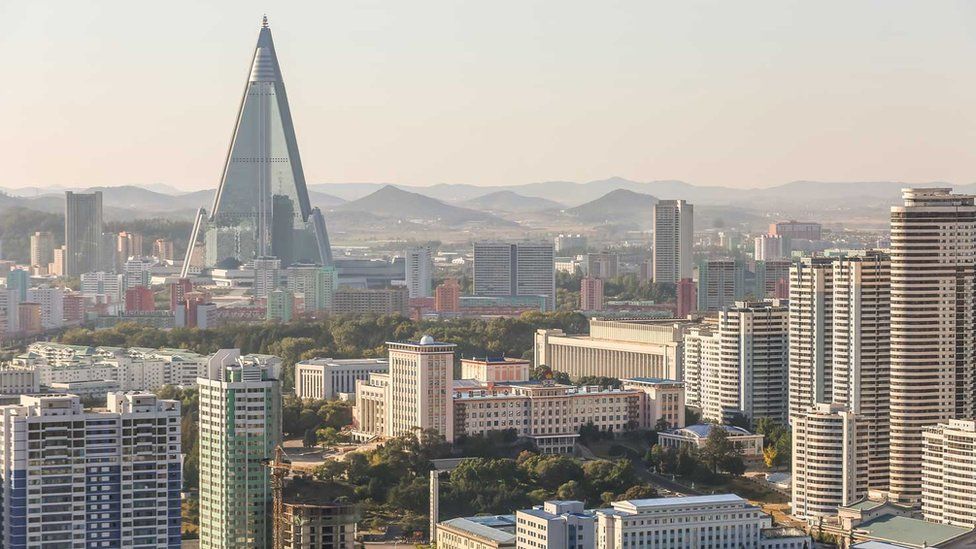 Artist Gareth Fuller draws tourist map of Pyongyang - BBC News