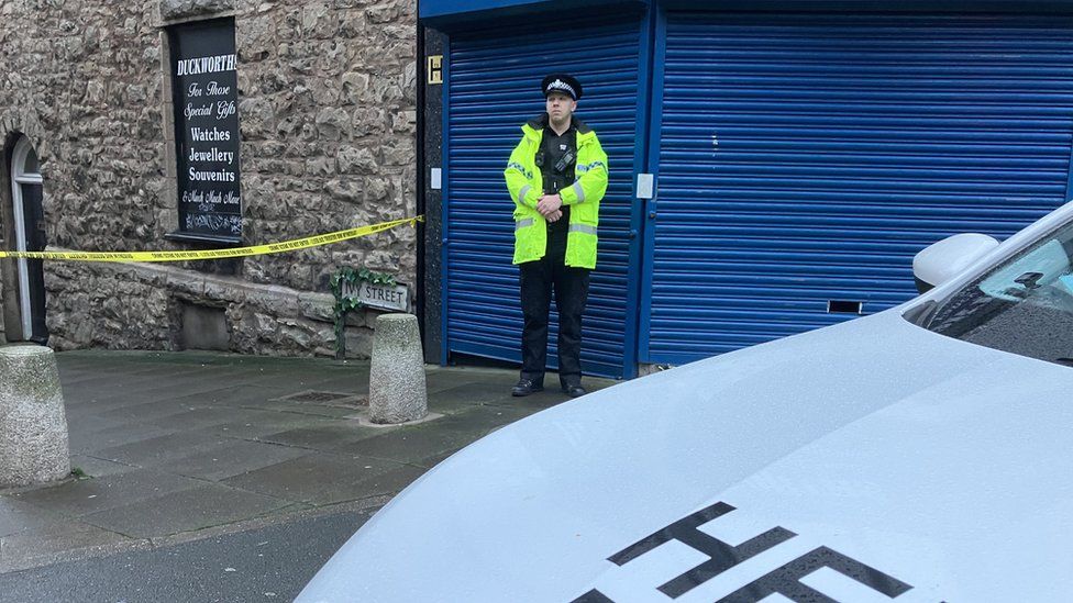 Bae Colwyn: Cyhuddo dau ddyn o lofruddio dyn 65 oed - BBC Cymru Fyw