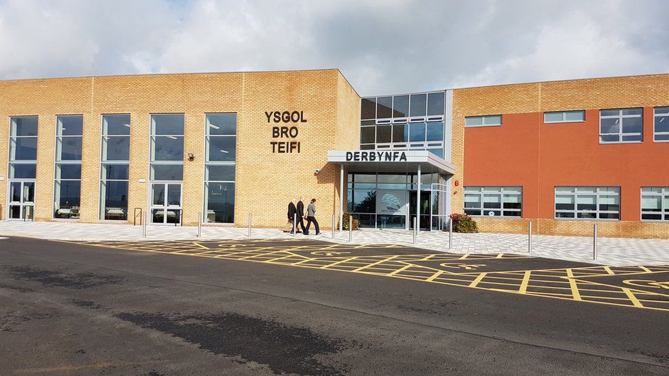 Agoriad swyddogol Ysgol Bro Teifi - BBC Cymru Fyw