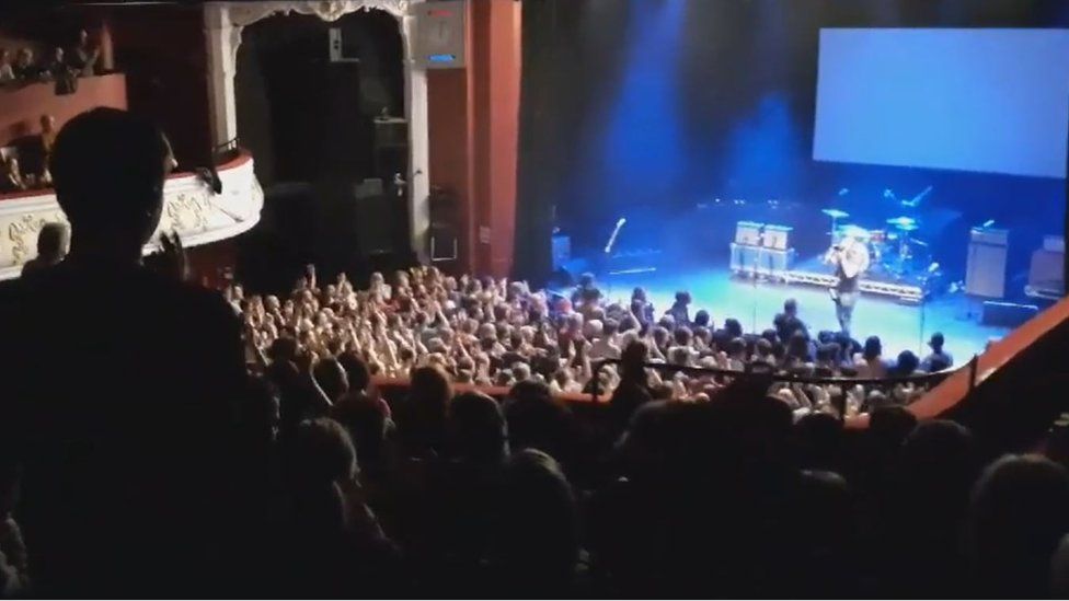 Hundreds attend concert in honour of Bataclan victim - BBC News