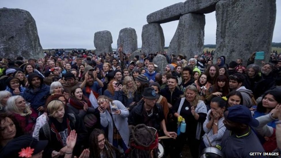 In pictures: Thousands mark summer solstice at Stonehenge - BBC News
