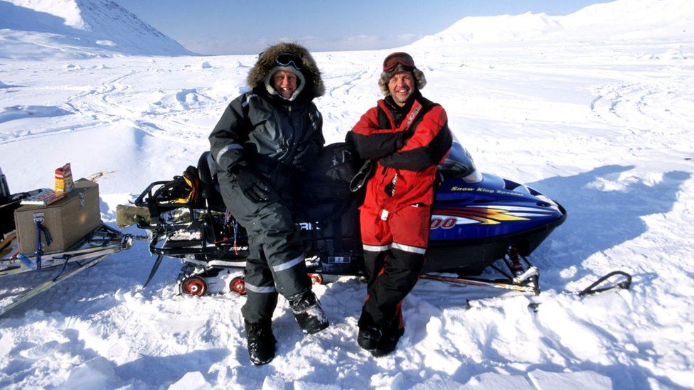 Doug Allan: A life capturing the natural world on camera - BBC News