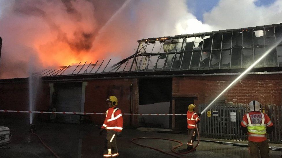 Oldham mill fire: Homes evacuated as fire crews tackle blaze - BBC News