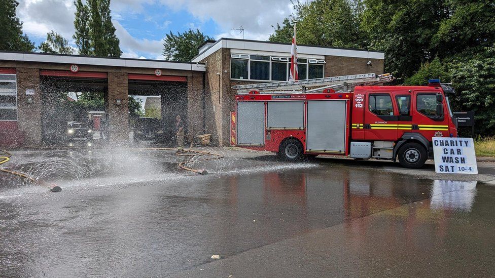 Firefighters wash cars in honour of missing swimmer - BBC News