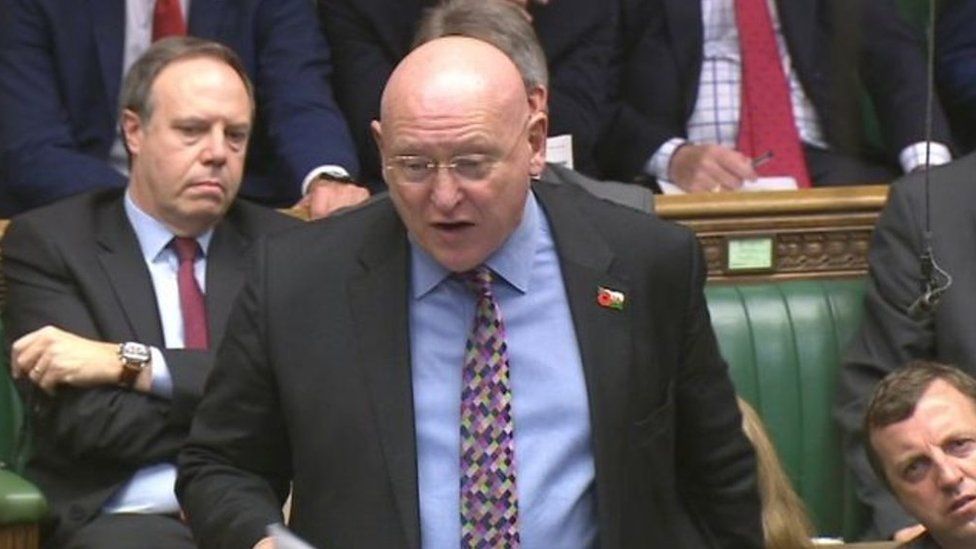 'Rhaniadau' o fewn Plaid Cymru yn tristáu AS Arfon - BBC Cymru Fyw