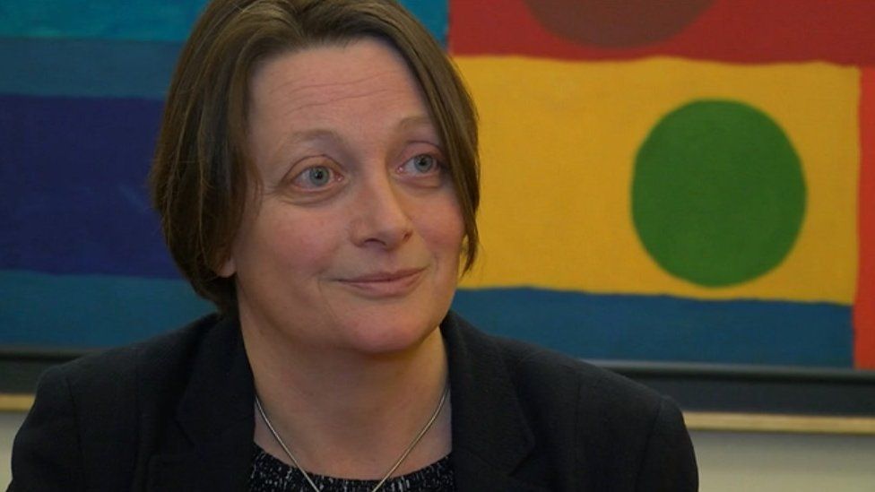 School children in care: More therapy support needed - BBC News