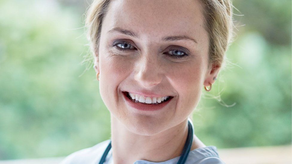 Sut mae delio gydag iselder y gaeaf? - BBC Cymru Fyw