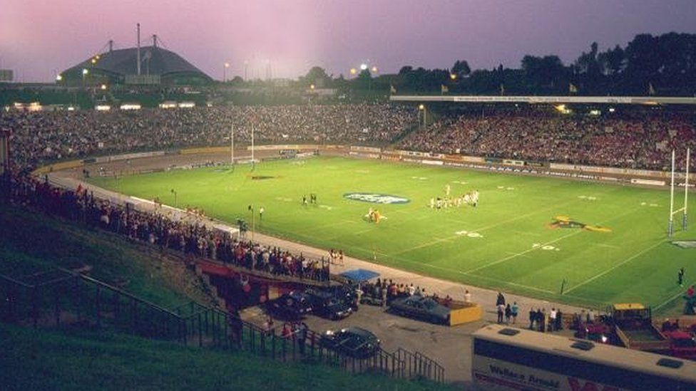Bradford Bulls bid farewell to Odsal stadium - BBC News