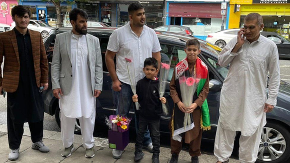 Afghan twins, 11, reunited in London a year after Kabul rescue - BBC News