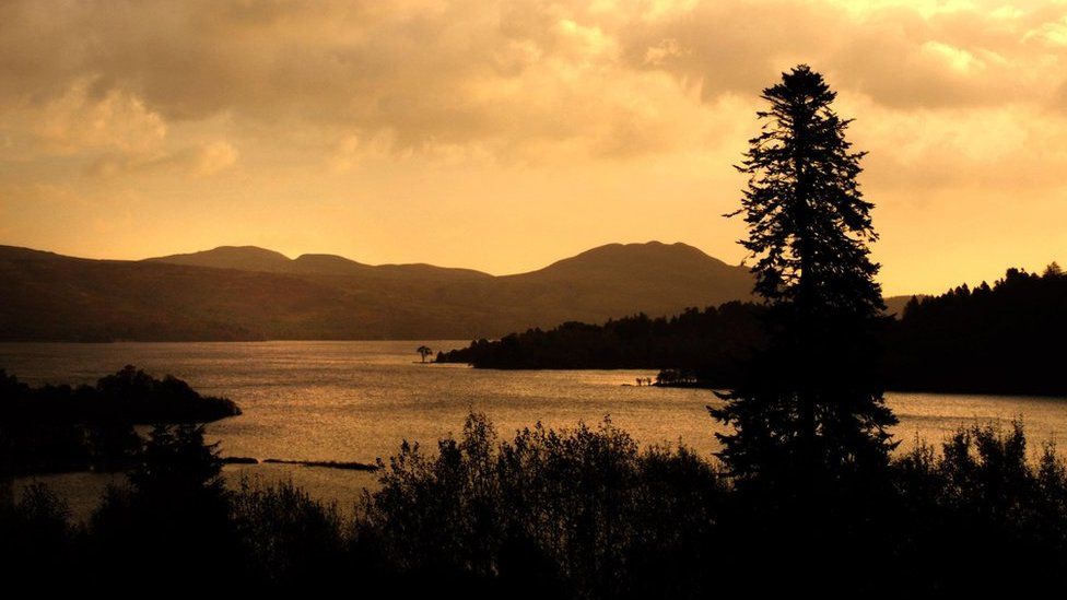 Campsites not opening 'unacceptable' says Fergus Ewing - BBC News