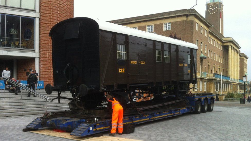 World War One heroes railway carriage arrives in Harwich - BBC News