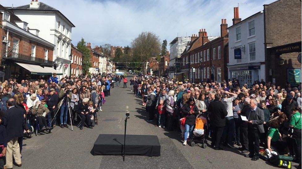 Farnham marks centenary of two-minute silence - BBC News