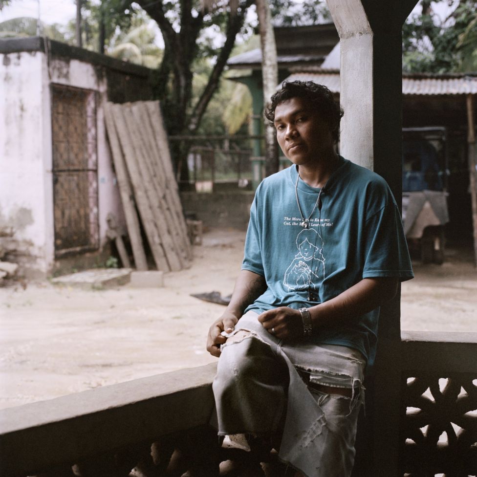 In pictures: Nicaraguan ex-gang members turned plumbers - BBC News