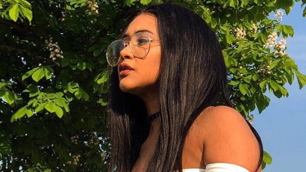 'Ex stole my cash to take his new girlfriend to Paris' - BBC News