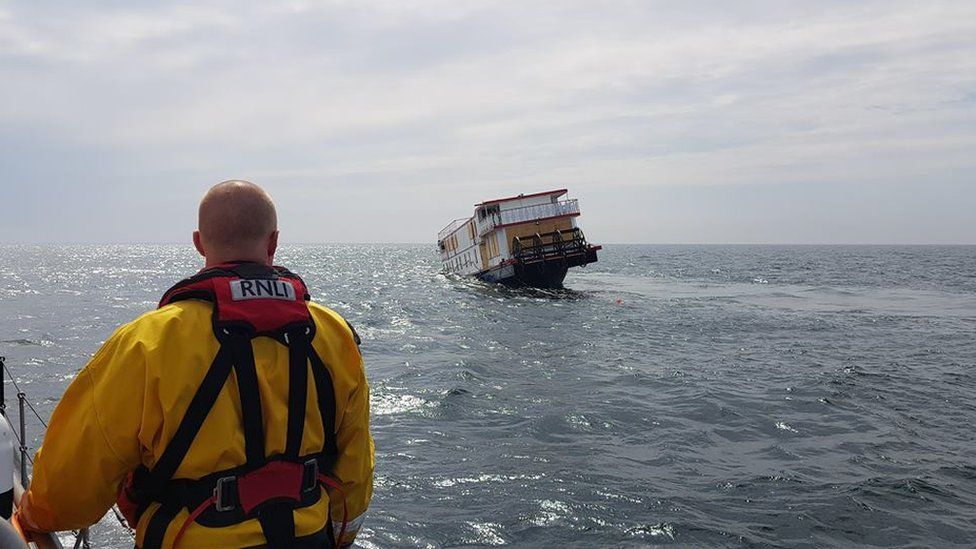 Paddle steamer MV Oliver Cromwell sinks off Anglesey coast - BBC News
