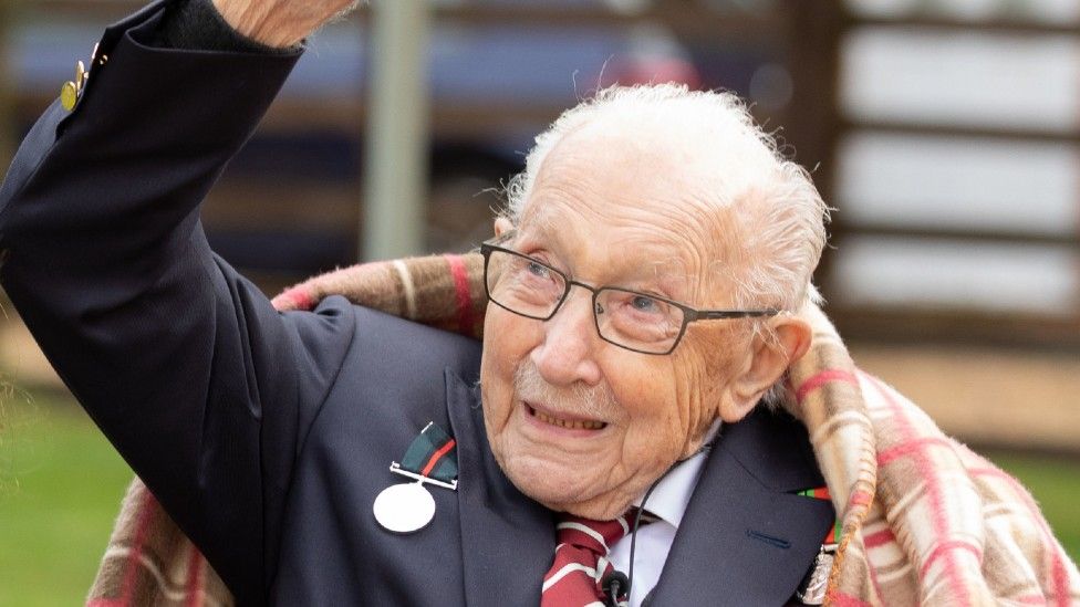 Captain Sir Tom Moore: NHS charity stresses £38m is not under investigation - BBC News
