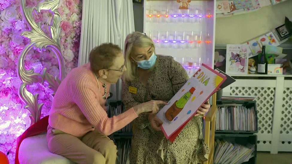 Thousands celebrate Edna's 101st after card appeal - BBC News