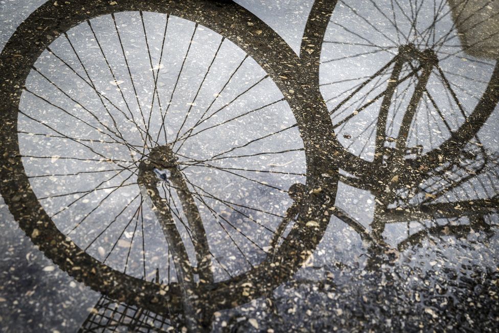 Sir Bradley Wiggins' seven-point guide to winter cycling - BBC News