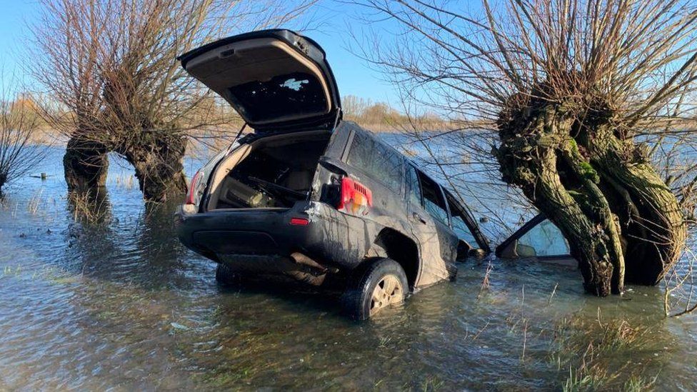 Cars abandoned on flooded Fens road by suspected hare coursers - BBC News