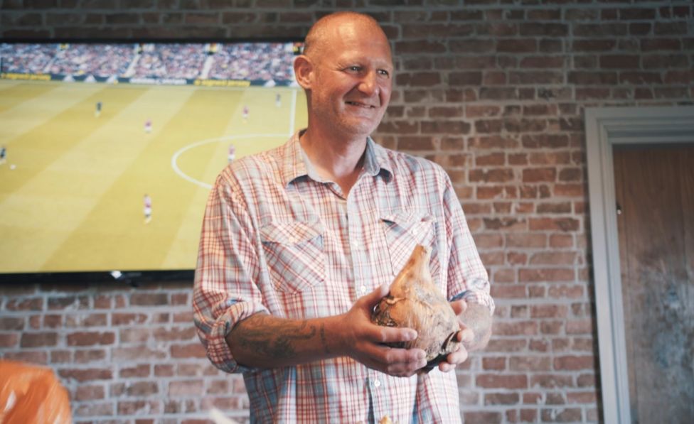 Stainsacre: Inside a competitive onion-growing club - BBC News