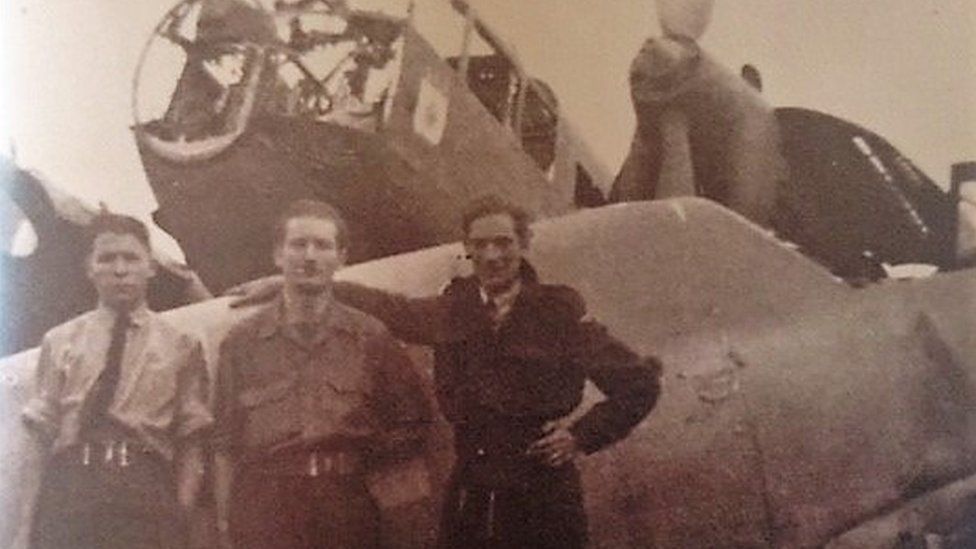 World War Two pilot backs campaign to honour photographic unit - BBC News